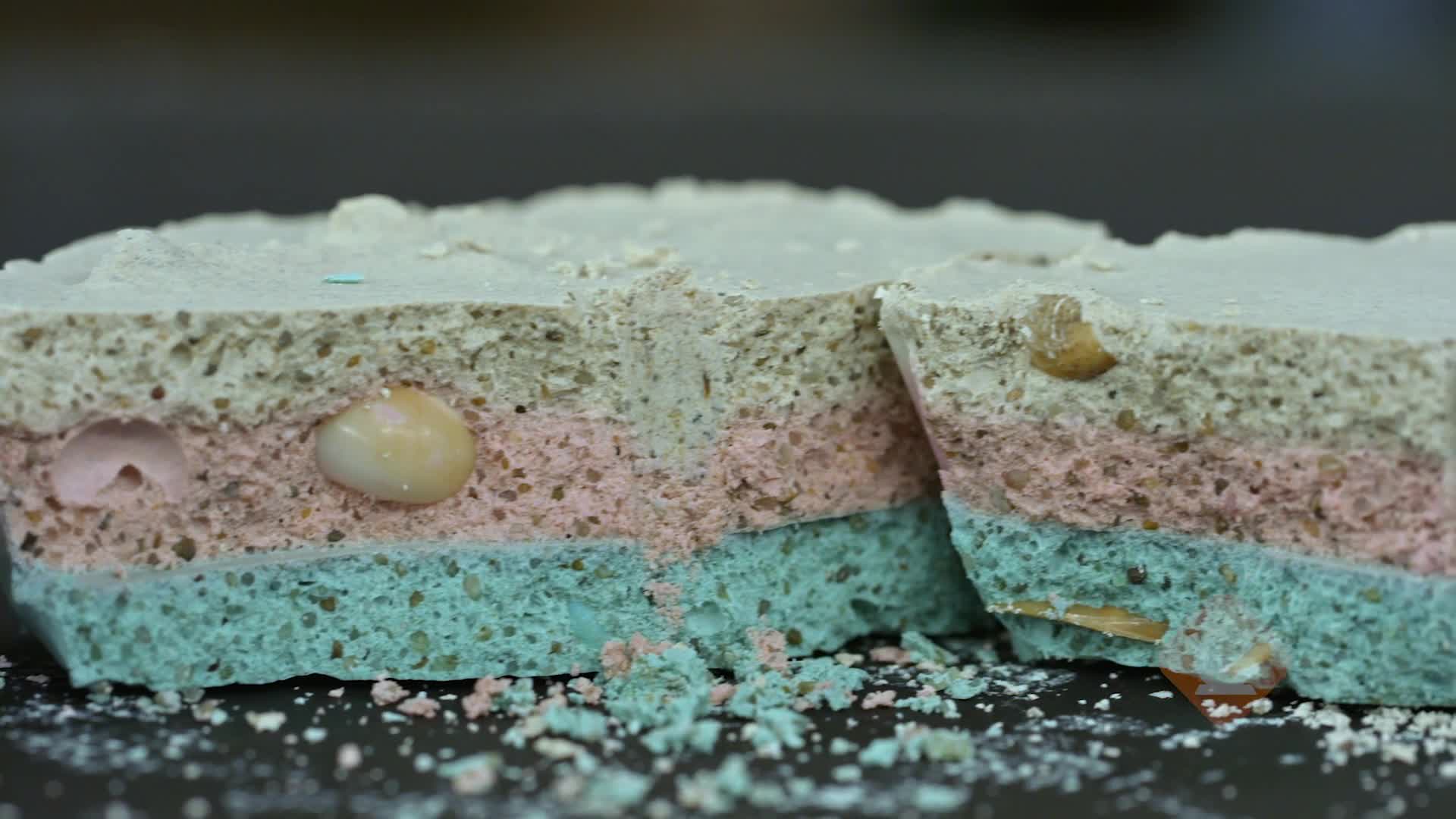 Actividad de fósiles para niños: haz fósiles en capas de roca DIY